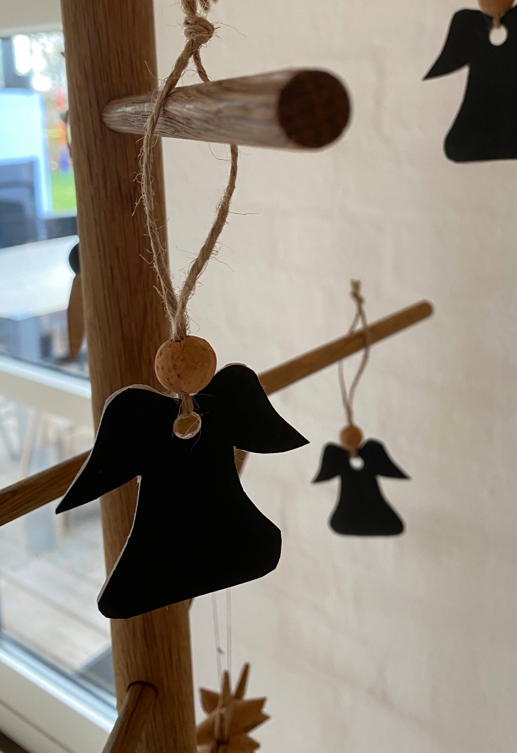 Køb julepynt i kork hos Eiki - julengel i sort