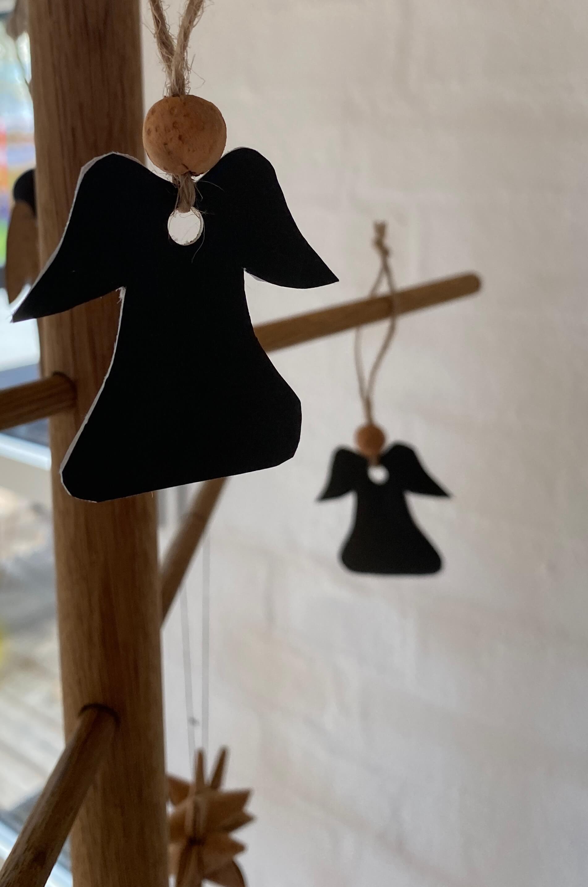 Køb julepynt i kork hos Eiki - julengel i sort