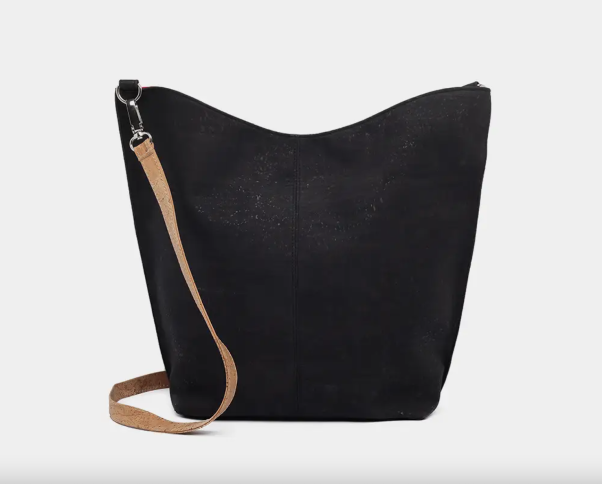 Køb vegansk dametaske i sort kork hos EikiDesign.dk