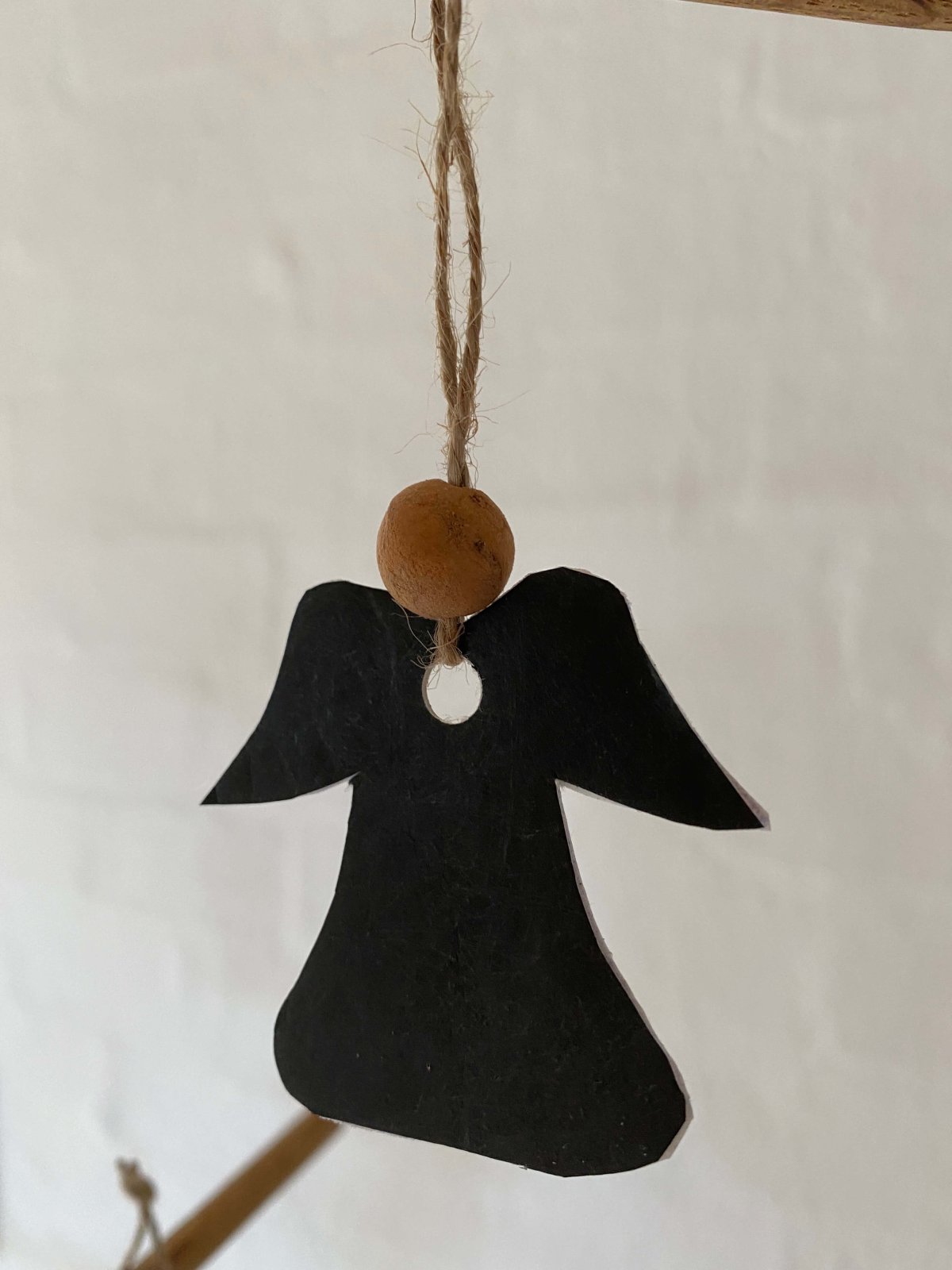Køb julepynt i kork hos Eiki - julengel i sort
