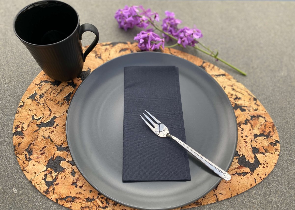 Køb dækkeservietter i kork hos EikiDesign.dk