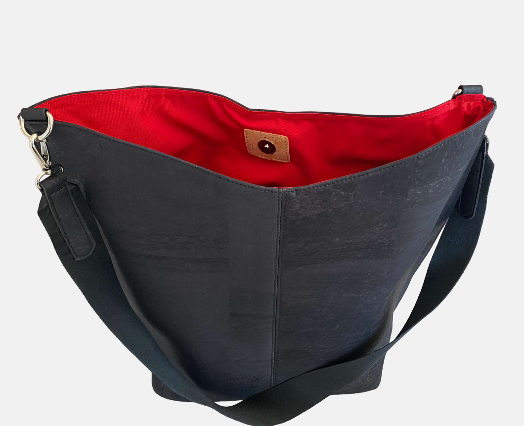 Køb vegansk dametaske i sort kork hos EikiDesign.dk