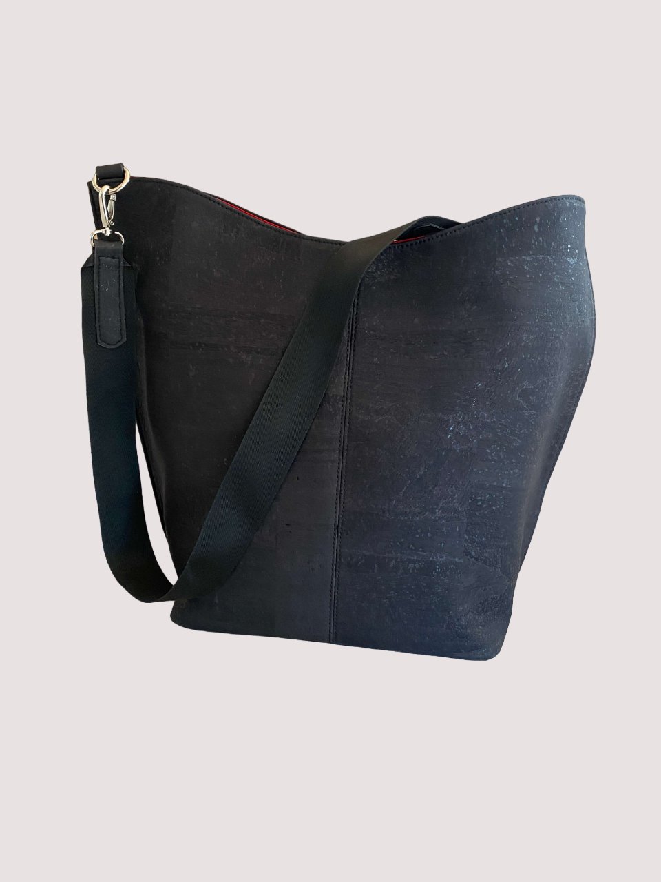 Køb vegansk dametaske i sort kork hos EikiDesign.dk